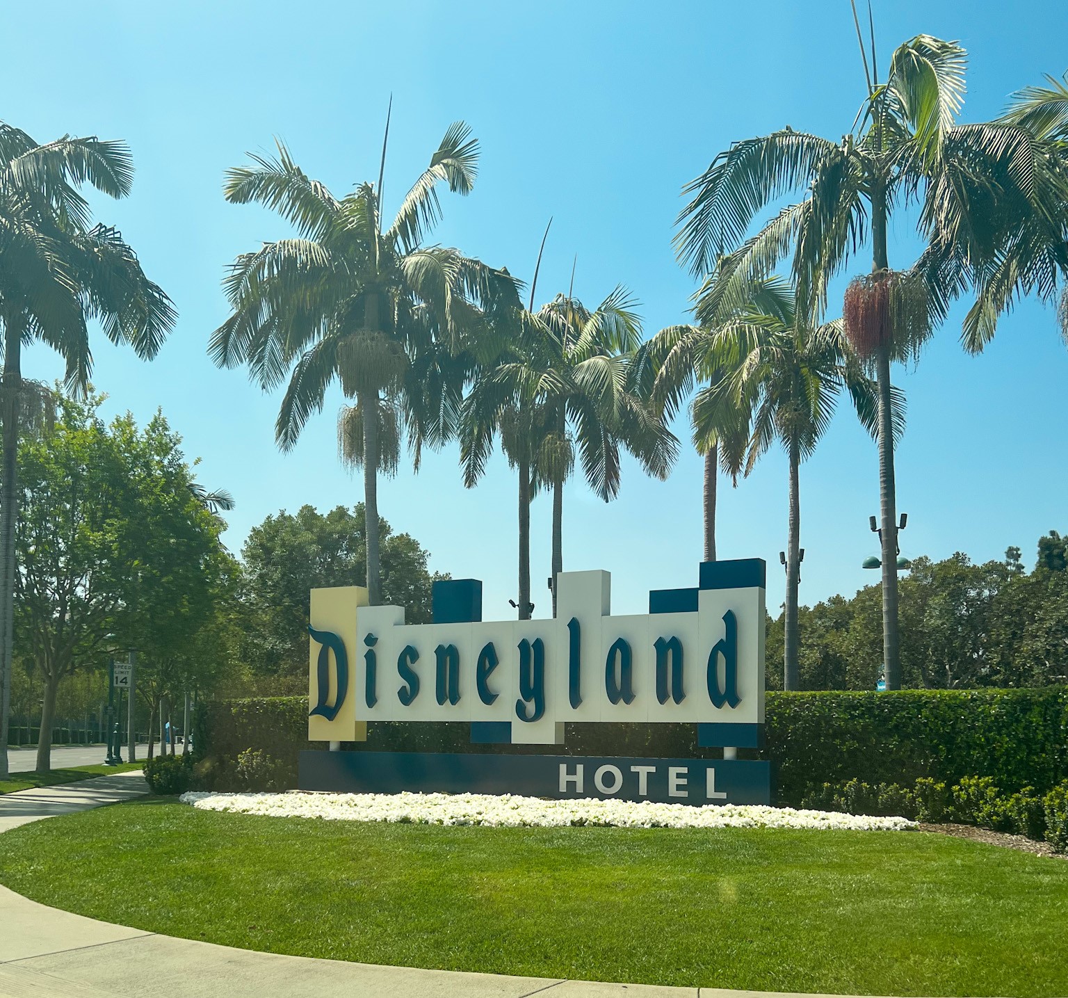 Disneyland Hotel - Key To The World Travel