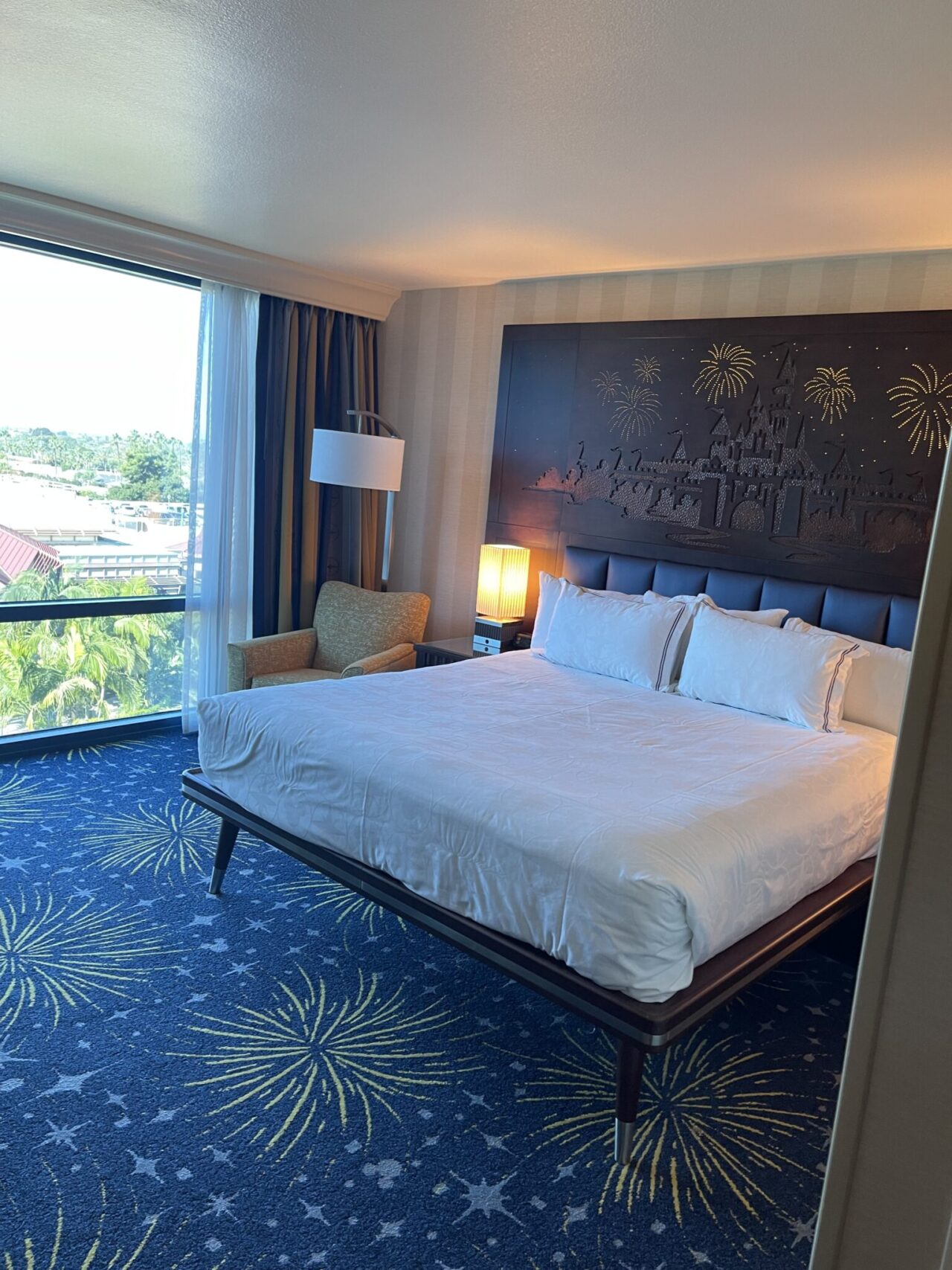Disneyland Hotel - Key To The World Travel